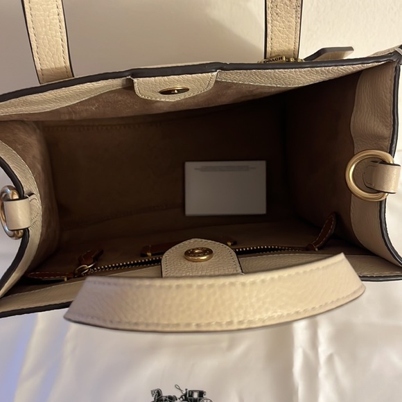 Coach | Bags | Coach Field Tote 22 Ivory C4829 In Signature Leather ...